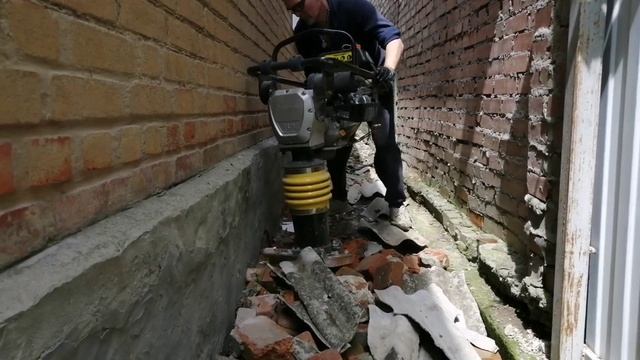 Трамбуем вибро трамбовкой шлеп нога.