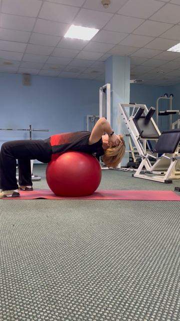 Скручивания лежа на фитболе