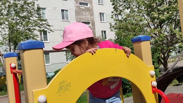 Оливия играет на площадке!