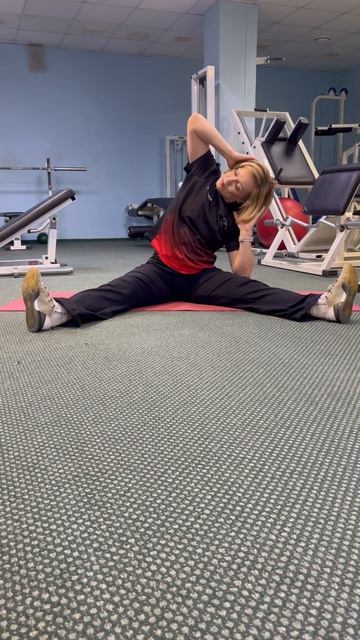 Наклоны в стороны сидя ноги врозь, руки за головой