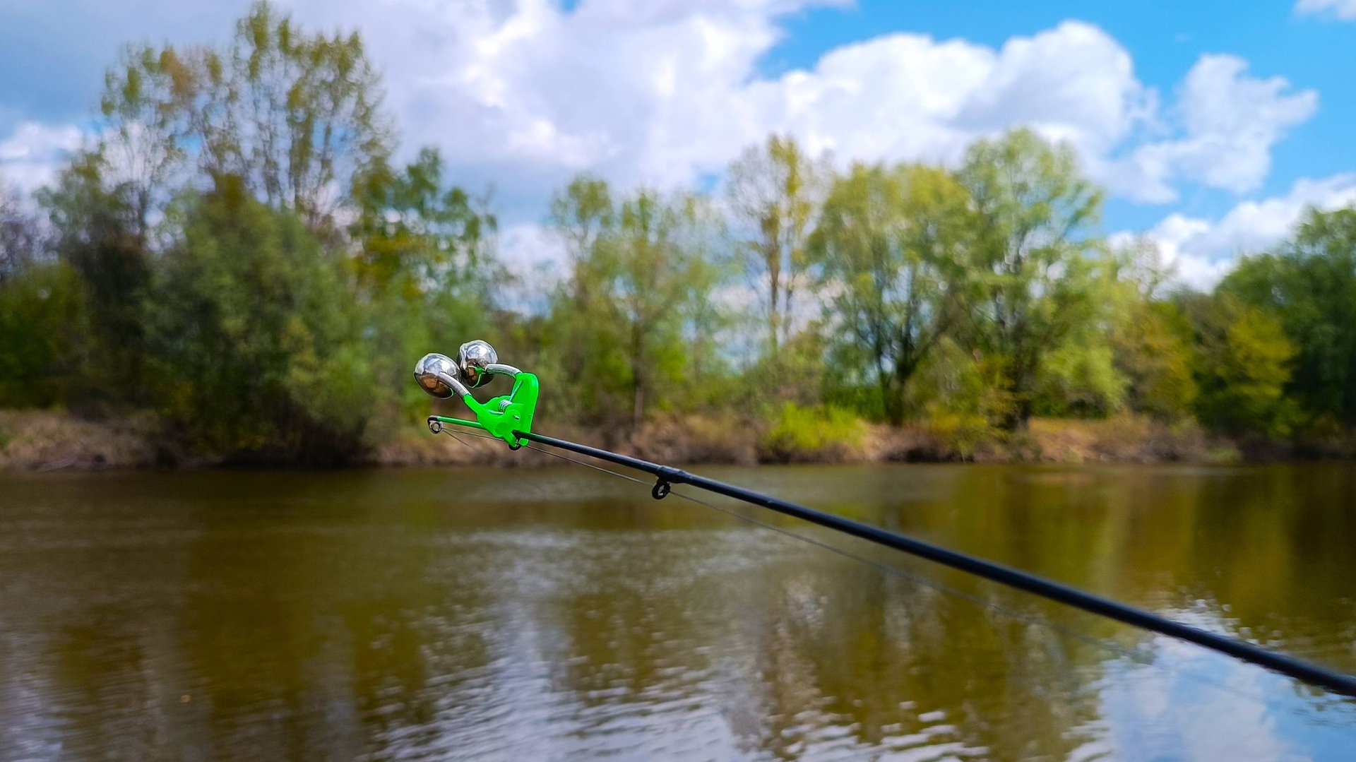 НЕ СРАЗУ ПОДОБРАЛ КЛЮЧИК, НО ЭТО СПАСЛО РЫБАЛКУ! Рыбалка на притоке Волги на фидер! Рыбалка 2025