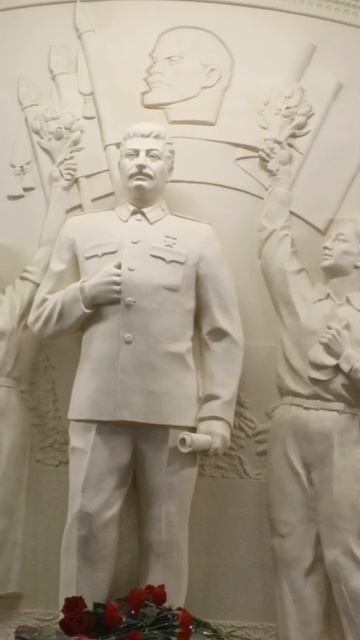 Московское метро. Станция Таганская. В переходе восстановлен утраченные в 1966 году барельеф 1949 г.