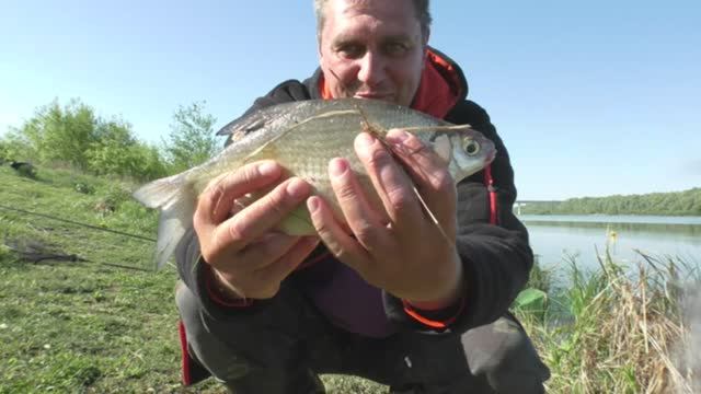 РЫБАЛКА НА РЕКЕ. ОНИ ПРИСЕЛИ ЗА КУСТАМИ И ЛОВЯТ. ВОДА КИПИТ ОТ РЫБЫ