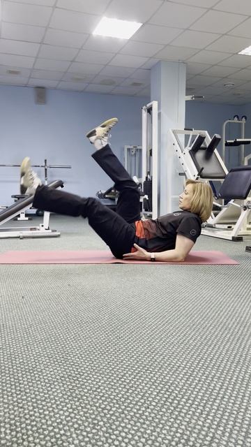 Поочерёдный непрерывный подъём ног, лёжа на полу (ноги на весу) с опорой на предплечья сзади