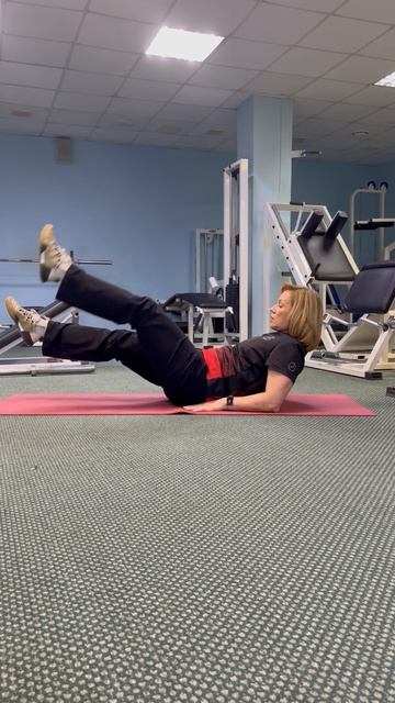 Поочерёдный подъём ног в упоре сидя сзади, ноги на весу