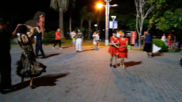 Китай. Санья. Вечерние развлечения китайцев