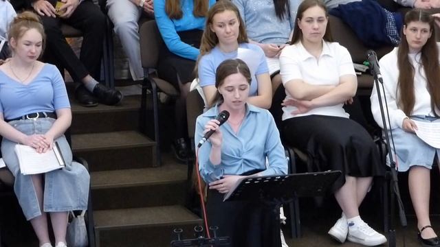 Смерть у подножья креста стояла,  стих  18.05.2025