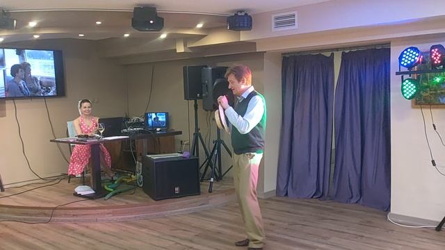 Юбилей Ирины Меркурьевой, Андрей Ломакин исполняет песню  "Всё хорошо, прекрасная маркиз"