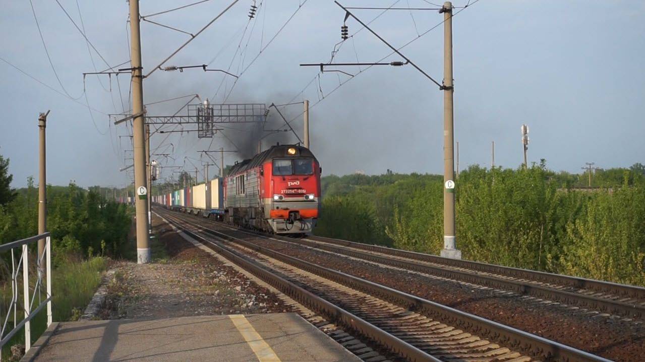 Тепловоз 2ТЭ25КМ-0051 с контейнерным поездом.