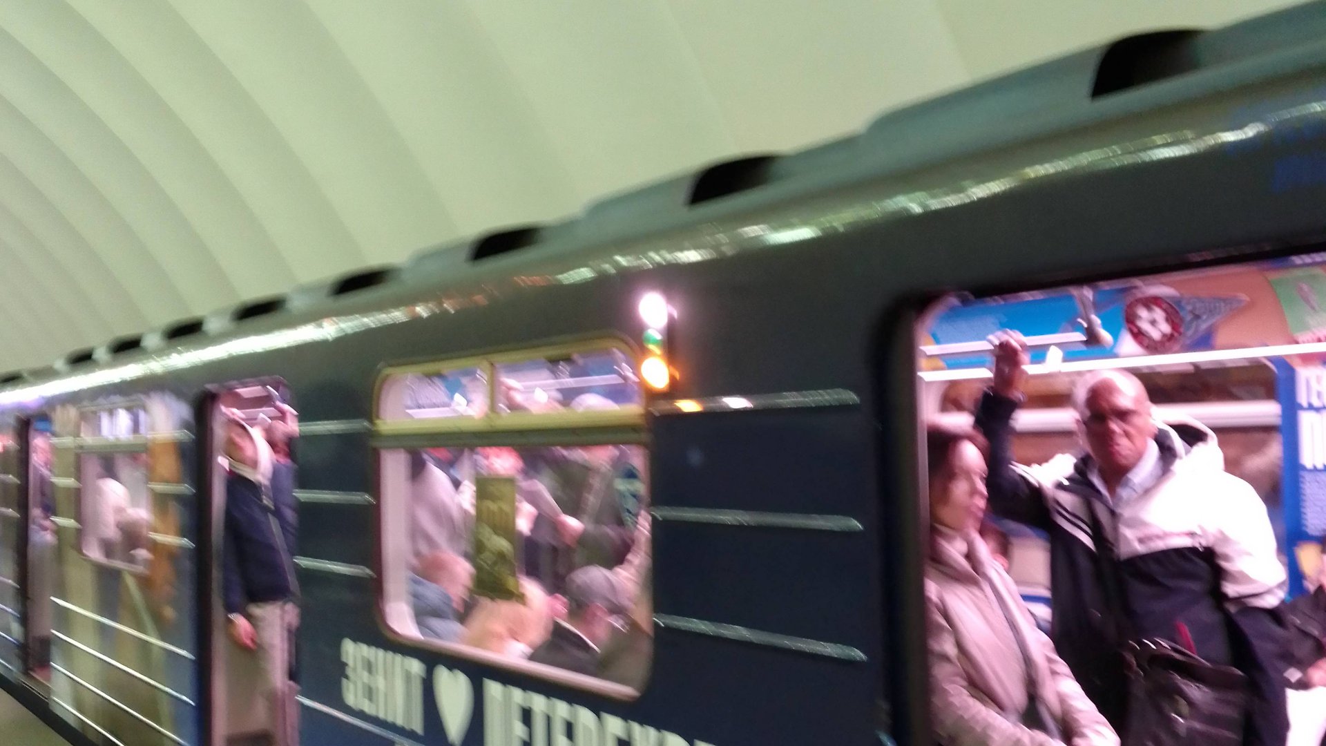 Поезд 100 лет "Зениту" отправляется со станции метро "Озерки"