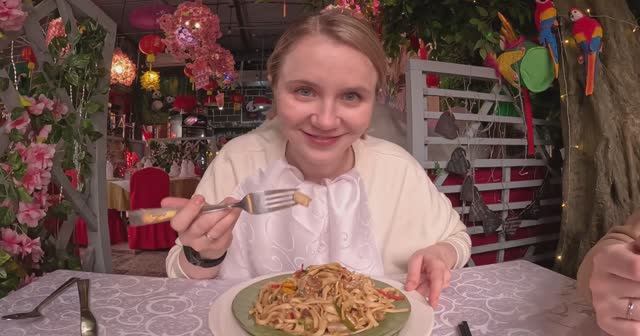 Китайская кухня в "Красном драконе" и умиротворяющая прогулка в парке - идеальный день!