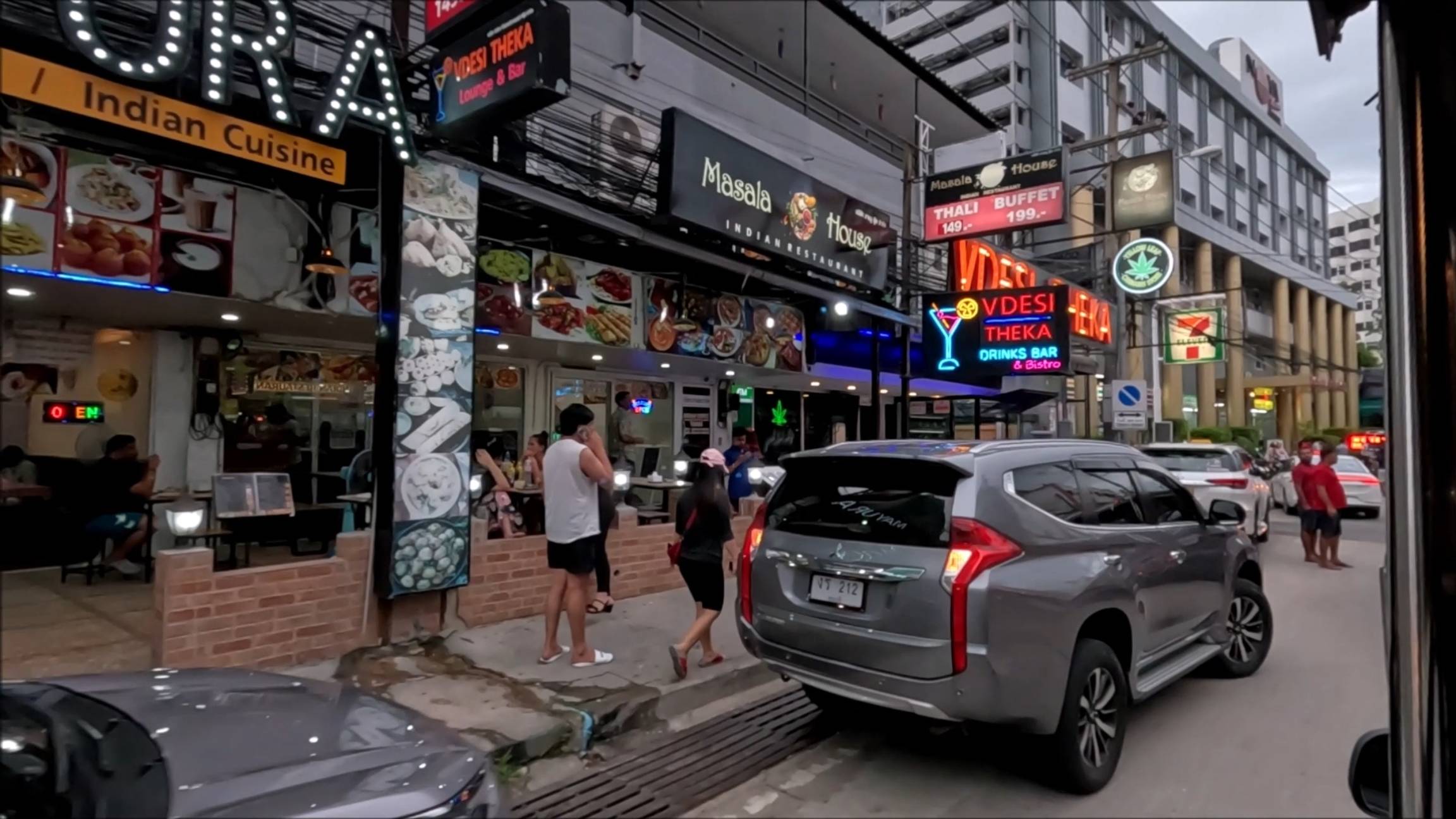 Едем по вечерней Паттайе на Тук Тук до торг.центра Sentral Festival и пешком до Walking Street.Тай.