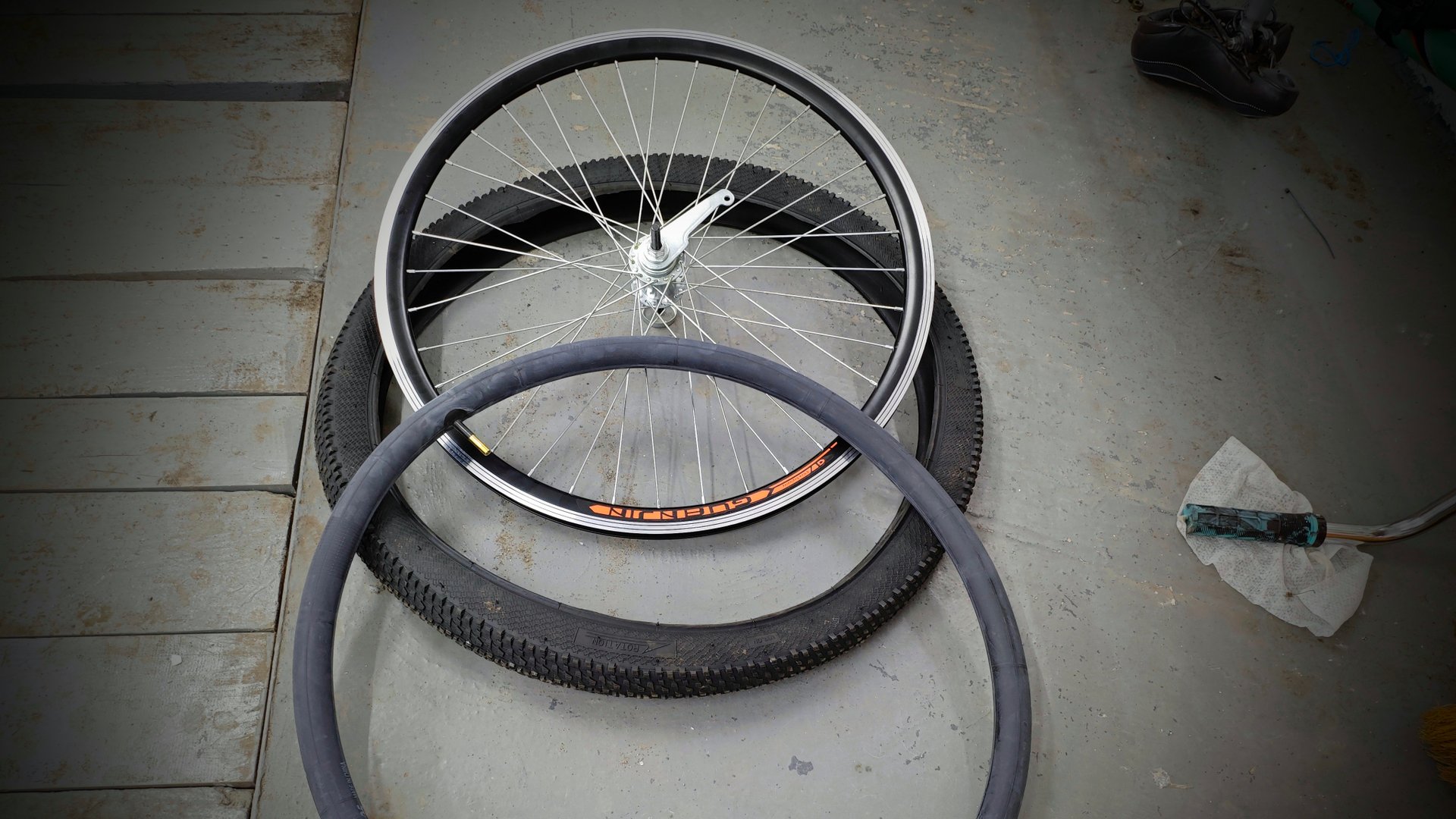 Как заменить /надеть камеру и резину на колесо велосипеда .