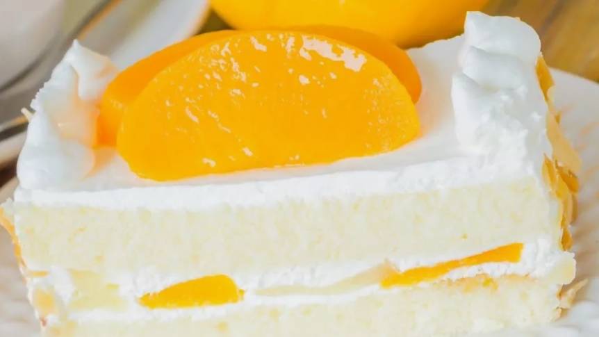 Ломтики апельсина под сливочным кремом.