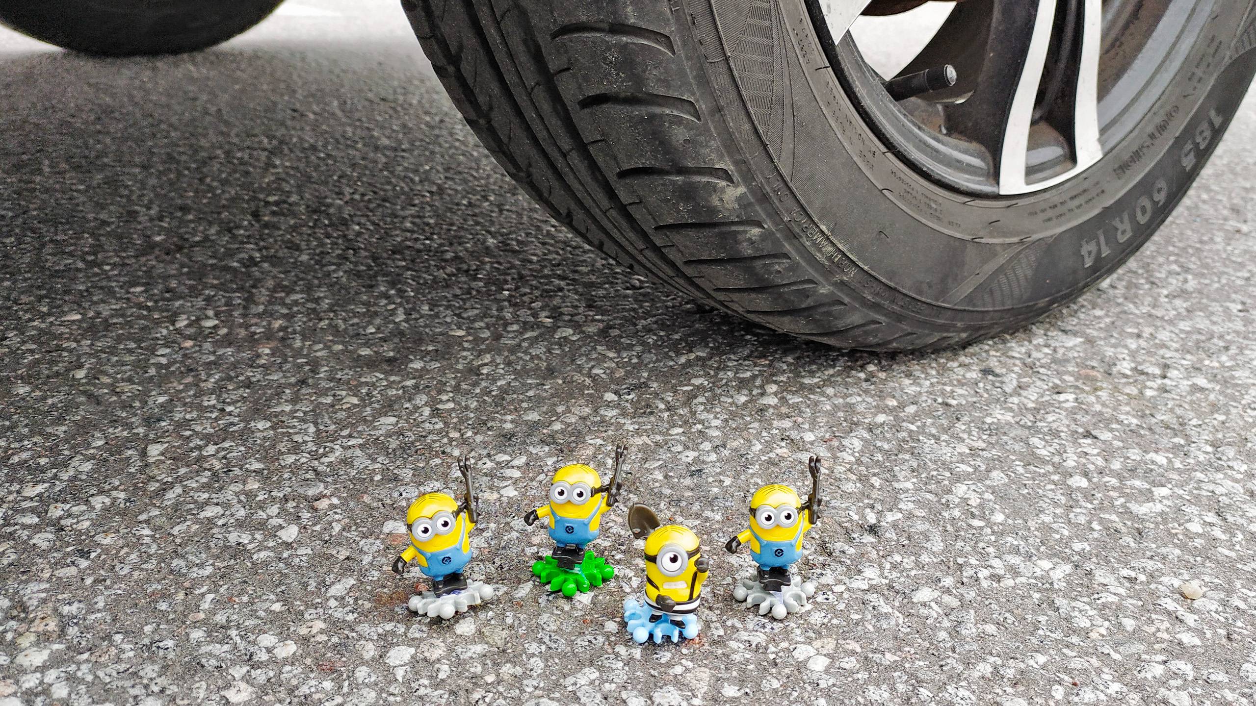 Эксперимент с автомобилем! Краш тест vs Давить колесом Игрушки из Киндер Сюрприз! Хрустящие Миньоны!