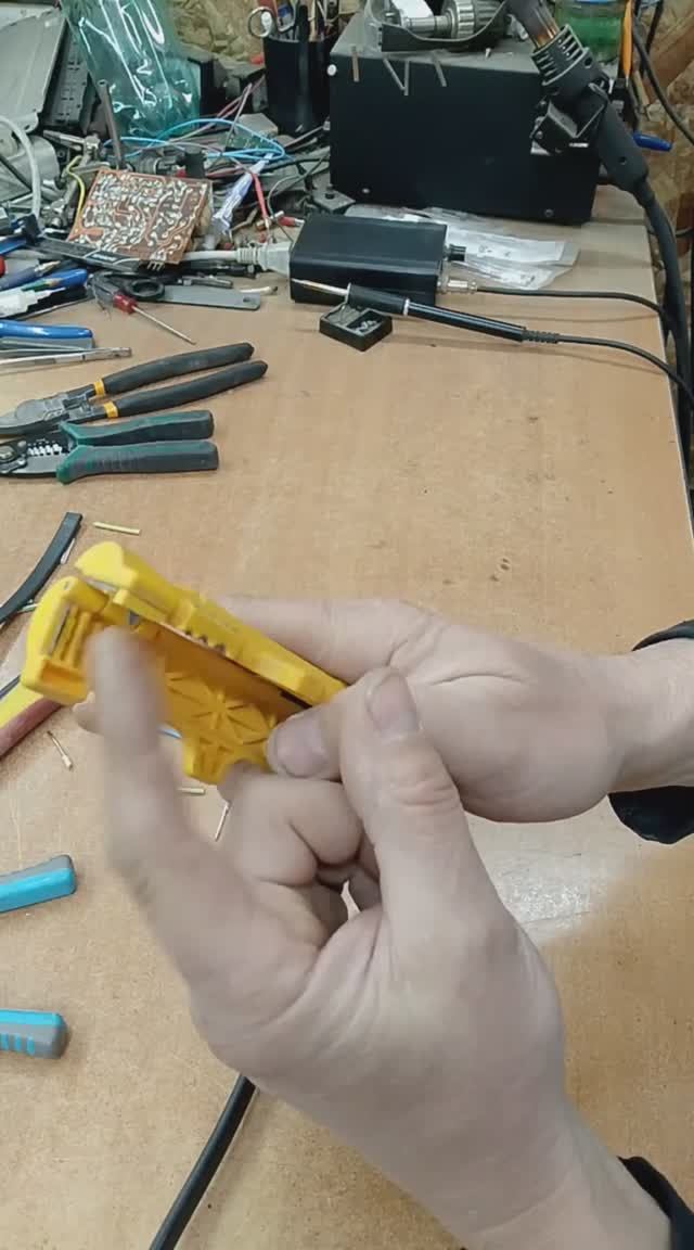 Зачистка кабеля. Инструмент для обрезки и зачистки кабеля и проводов. Перезалив.