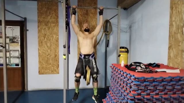 Подтягивания с весом 30кг х4. Дмитрий Горбачев