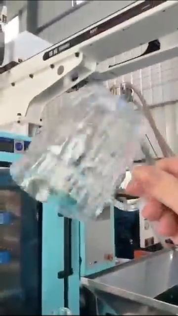 Литье пластиковых прозрачных кружек на ТПА Threeplast