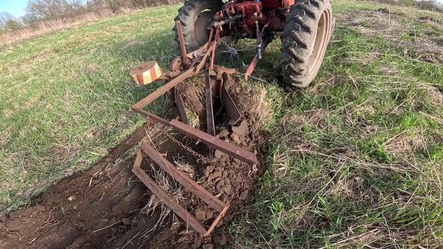 Пашем  на тракторе Т-25, настраиваю старинный плуг который не пахал уже 10 лет!