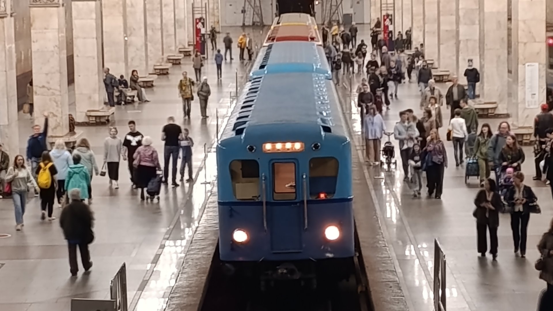 Выставка ретро вагонов на станции Партизанская