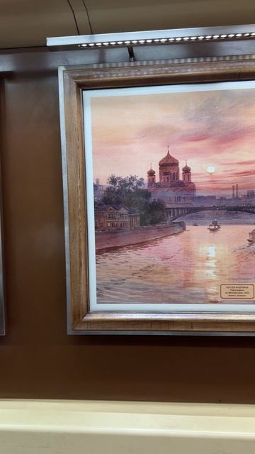 Картинная галерея в вагоне Московского метро.