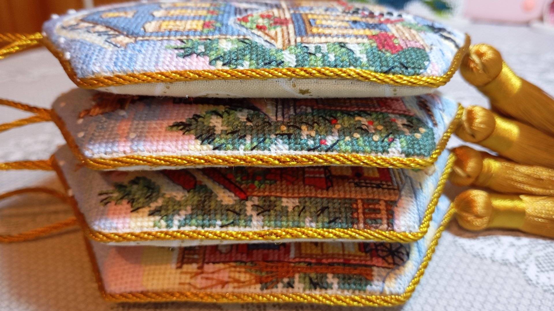 Очень подробный мастер-класс по изготовлению пинкипа с кисточкой и шнуром