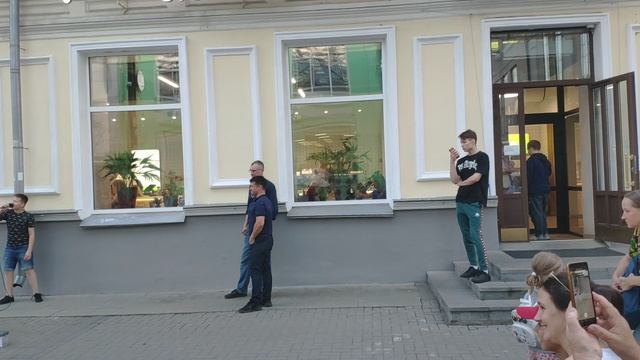 Екактеринбург ,поют на улице Вайнера