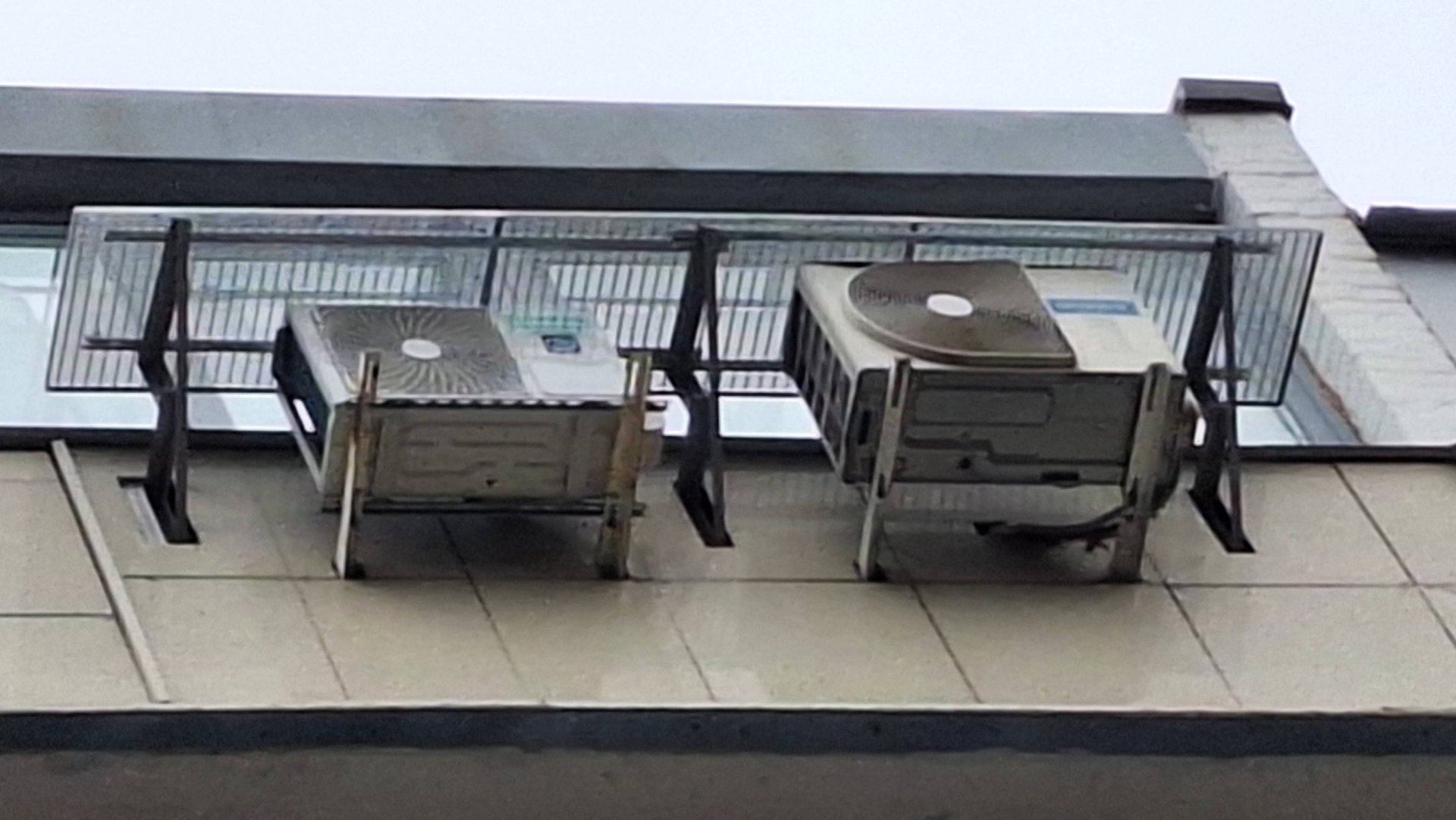 Решетки над кондиционерами