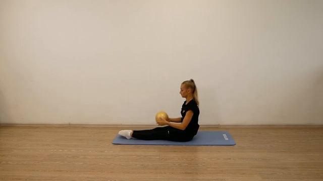 Маленькие броски мяча ногами