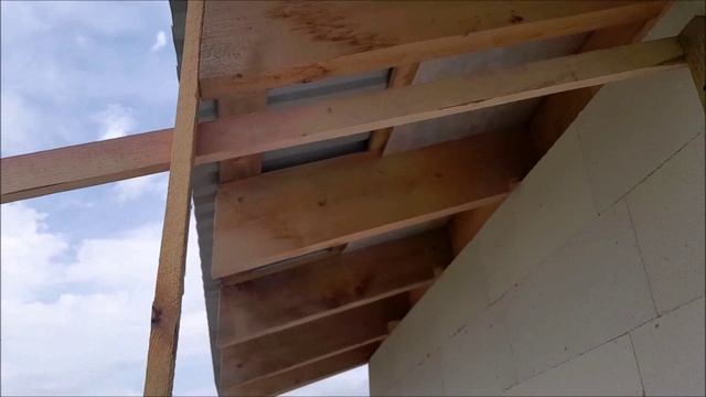 Дом с нуля. День 106. Подшиваем карнизный свес.