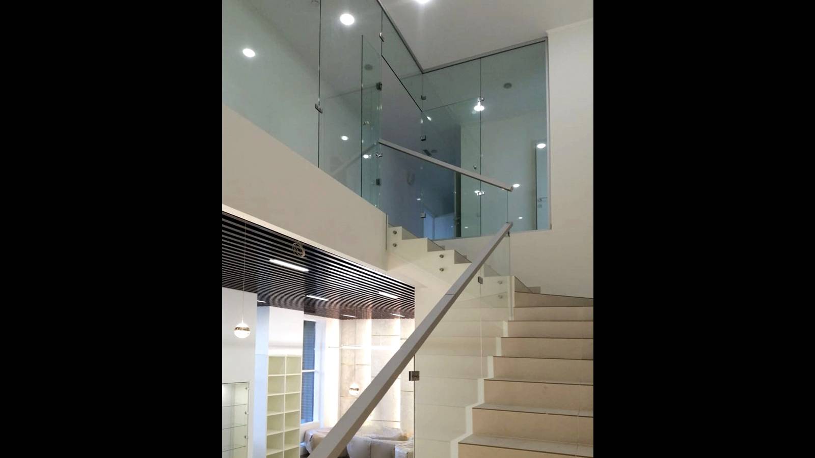 Стеклянное ограждение лестницы с перилами