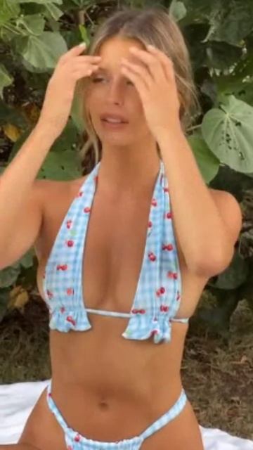 Деревенская красавица отдыхает на природе