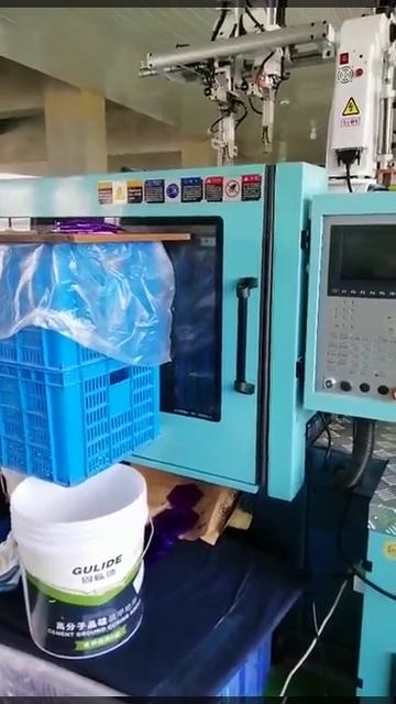 Термопластавтомат Threeplast с двуручным пикером