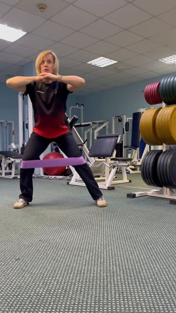 Приставные шаги в полуприседе с резиной на бёдрах