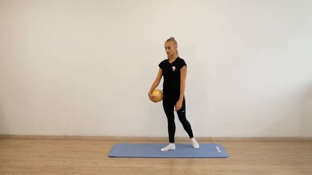 Перекат мяча по двум рукам к себе