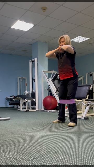 Приседания с резиной на бёдрах