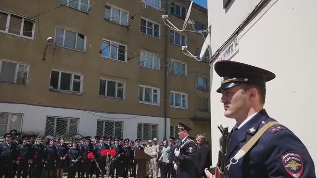 В Карачаевске увековечили память погибших сотрудников Мурата Калаханова и Романа Гущина