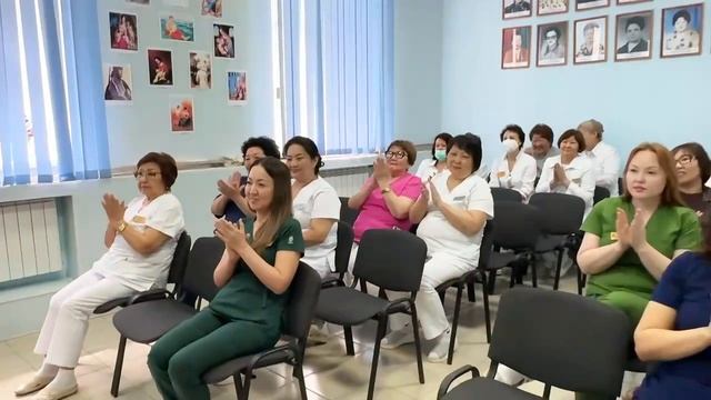 Булат Сараев поздравил Галину Динкиеву с присвоением звания «Заслуженный врач Калмыкии»!