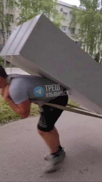 😁 На 12 Сентября обнаружен отважный парень со шкафом   Когда на ночевке у пацанов нечем укрыться…