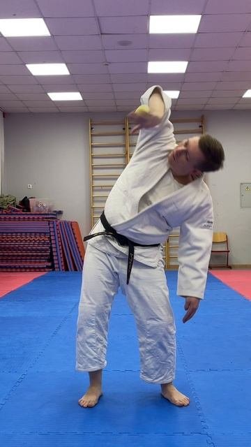 Занятное упражнение с мячом для развития координации ч.1