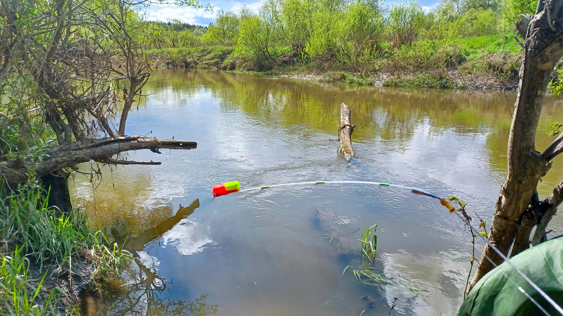 ОПУСТИЛ мормышку ПОД БРЕВНО а ТАМ КРУПНЯК ЖДАЛ! Рыбалка на карася, боковой кивок в 2025