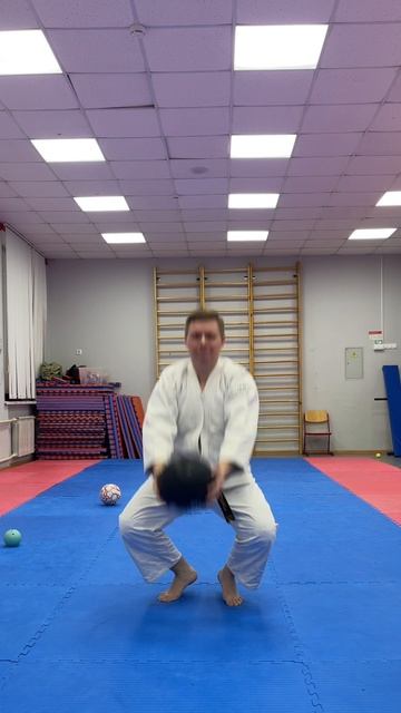 Занятное упражнение с мячом для развития координации ч.4