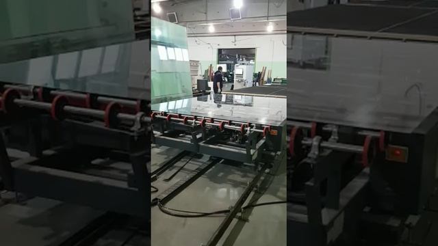 Стол раскроя монолитного стекла Intermac Genius RS-A с самодельным загрузчиком листов стекла.