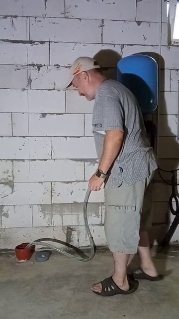 Сливаю воду с гидроаккумулятора в дренажный колодец. | 🍀 Строю САМ