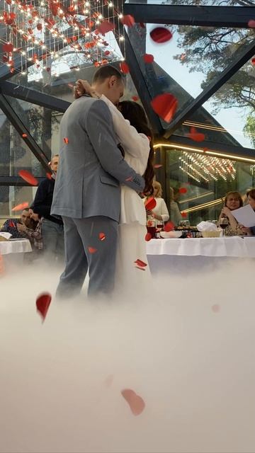 Запуск лепестков роз на первый танец