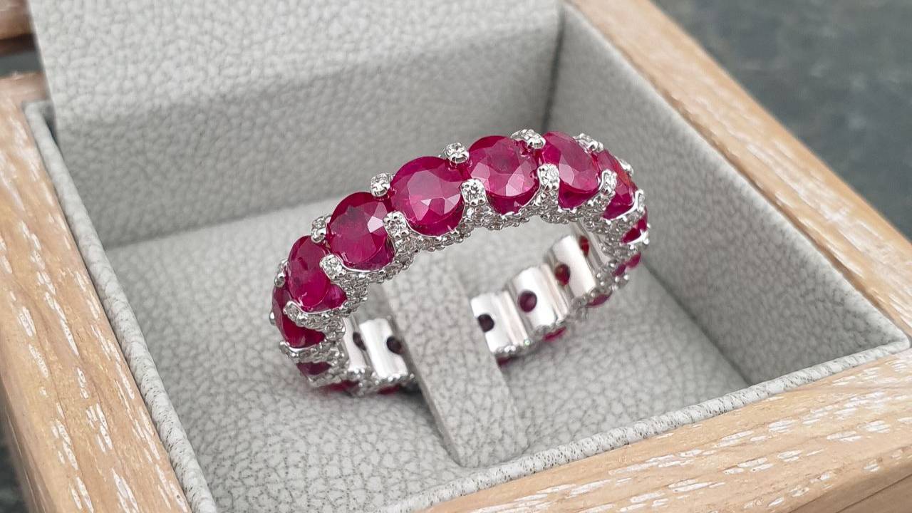 Ювелирное золотое кольцо с рубинами и бриллиантами