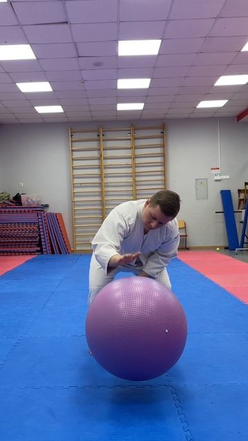 Занятное упражнение с мячом для развития координации ч.2