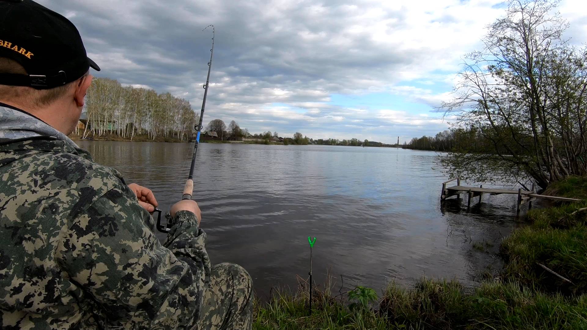 Вечерняя рыбалка в мае на фидер. Рыбачу на местном пруду.
