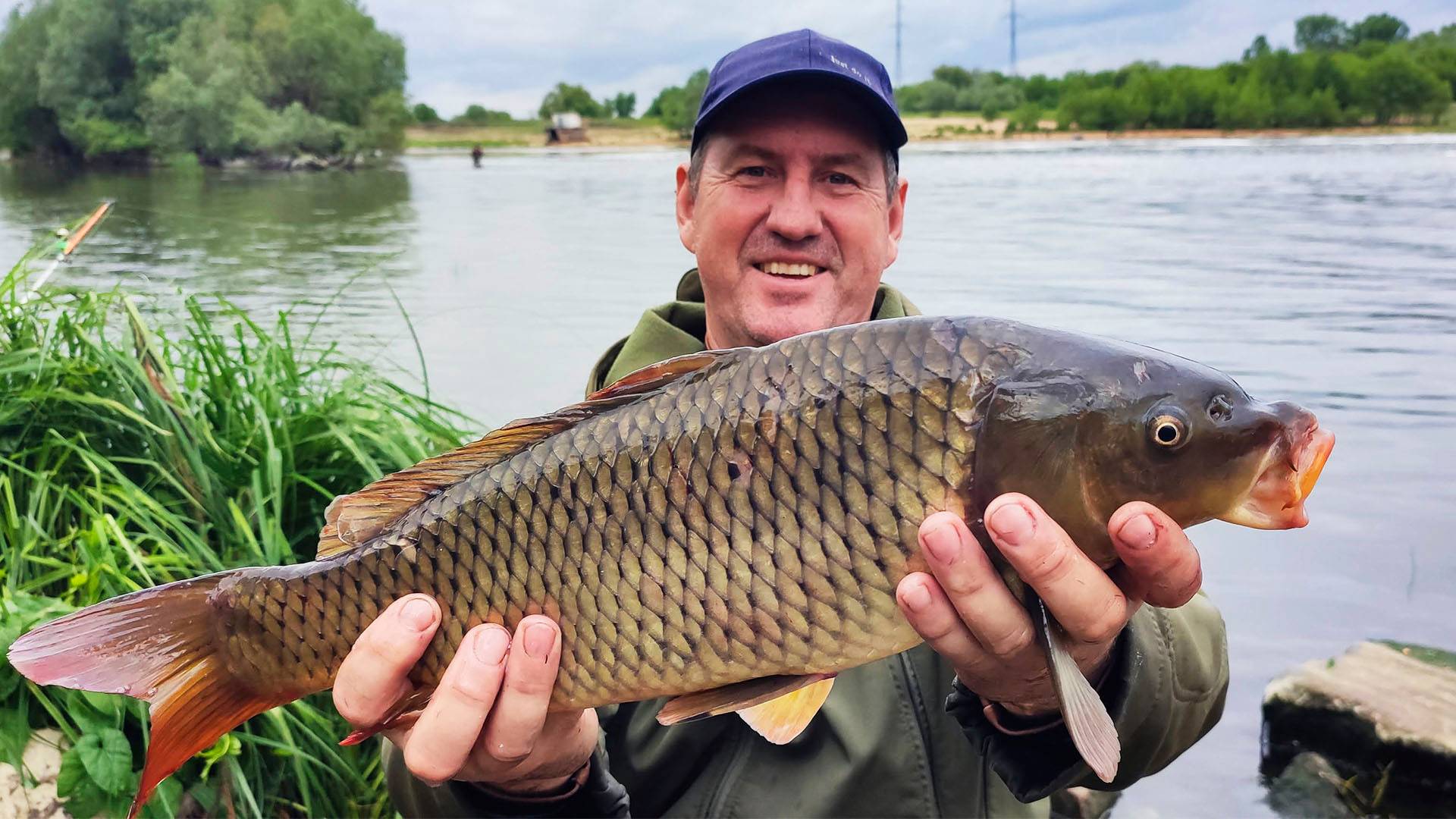 Рыжие красавцы клевали на жмыховки! Рыбалка на сазана!