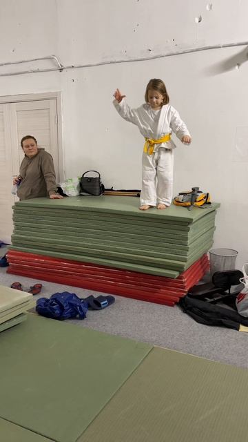 Наша ученица выполняет кувырки с препятствий